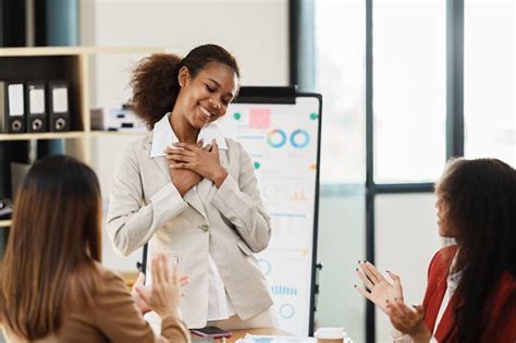 아프리카 사업가가 플립 차트에 프리젠 테이션을하면서 이사회의 경영진과 새로운 마케팅 연구 결과를 논의하고 흑인 직원이 회의에서 프로젝트에 대해보고합니다 It 지원에 대한