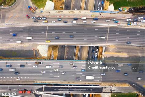 현대 도시에서 바쁜 도시 트래픽도로 교환 또는 고속도로 교차로의 공중 무인 항공기보기 거리에 대한 스톡 사진 및 기타 이미지 거리 건설 산업 건축 Istock