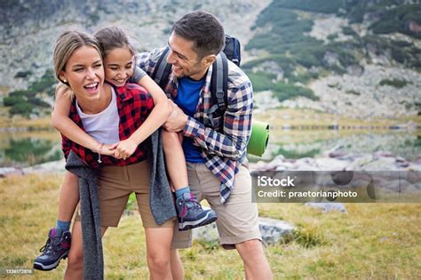 행복한 피기백 가족이 산의 호수를 따라 놀고 농담을하고 있습니다 아버지에 대한 스톡 사진 및 기타 이미지 아버지 하이킹 3 명 Istock
