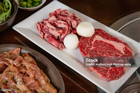 전통적인 그릴 테이블에 와규 쇠고기를 곁들인 한국 구운 바베큐 콤보 건강한 생활방식에 대한 스톡 사진 및 기타 이미지 건강한