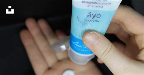 흰색과 파란색 플라스틱 튜브 병을 들고있는 사람 사진 Unsplash의 무료 로션 이미지