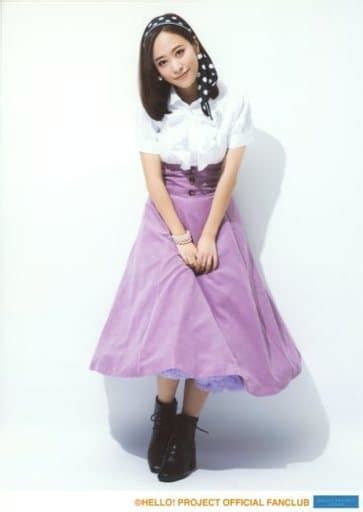 駿河屋 モーニング娘。20 小田さくら 全身・衣装白・紫・両手膝・背景白 「モーニング娘。20 小田さくらバースデーイベント～さくらの