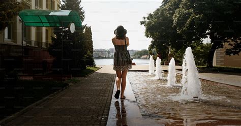 행복 한 세련 된 여자 힙 스터 분수 근처 도시 거리를 걷고 여름 여행 개념 사진 Unsplash의 분수 이미지