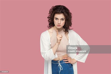 심각한 아름 다운 갈색 머리 젊은 여자의 초상화 캐주얼 스타일의 곱슬 헤어스타일로 경고 기호가 있는 카메라를 보고 교사 교육 관련 직업에 대한 스톡 사진 및 기타 이미지