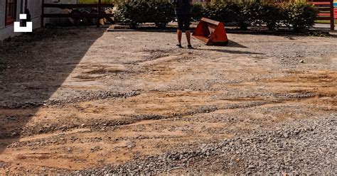 빨간 셔츠와 파란 데님 청바지를 입은 남자가 흰색과 빨간색 콘크리트 건물 근처에 서 있습니다 사진 Unsplash의 무료