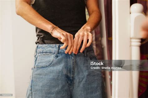 거울에서 체중 감량 후 그녀의 모습을 보여주는 인식 할 수없는 여자 거식증에 대한 스톡 사진 및 기타 이미지 거식증 한 명의 여자만 다이어트 Istock