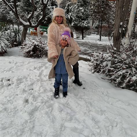 اسلاید ۴ و ببین حمله توپ برفیه سلنا☺️☺️💜💜 دختر قشنگم لبخندت تمام خستگی