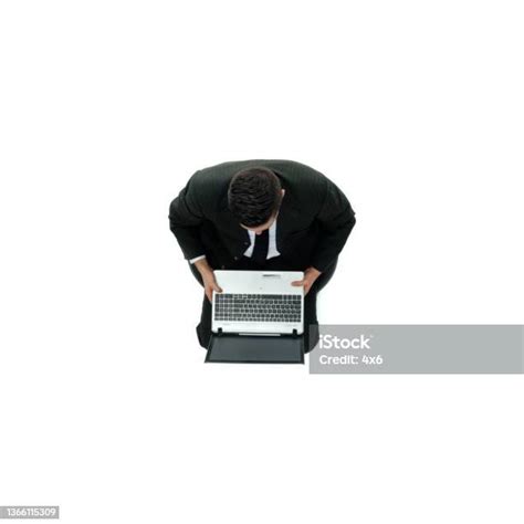 백인 젊은 남성 사업가 휴식 에 앞 흰색 배경 입고 비즈니스 웨어 및 컴퓨터 사용 35 39세에 대한 스톡 사진 및 기타 이미지 35 39세 경영자 기업 재무와 산업