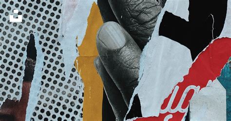 검은 바지와 검은 신발을 신은 사람이 눈 덮인 땅에 서 있습니다 사진 Unsplash의 무료 텍스처 이미지