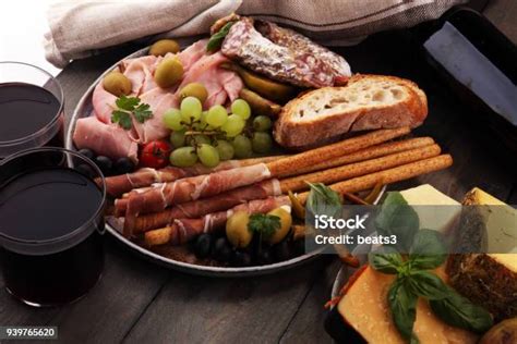 이탈리아 전채 와인 간식 세트입니다 치즈 지중해 올리브 피 클 햄 디 파 르 마 살라미 고 그런 지 검은 배경 위에 안경에 와인 0명에 대한 스톡 사진 및 기타 이미지