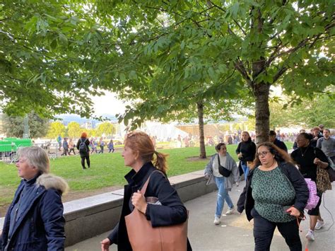 People Queuing To See The Queen Lying In State Editorial Photography Image Of Queens