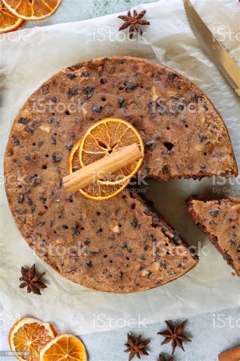 그리스 방지 양피지 칼 계피 스틱 번들 스타 아니스 말린 감귤류 오렌지 과일 높은 전망에 슬라이스 수제 크리스마스 과일 케이크의 클로즈업 이미지 0명에 대한 스톡 사진 및