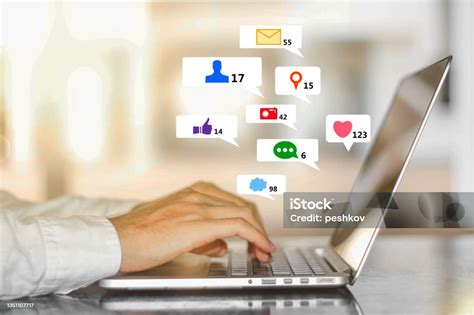 추상적인 흐릿한 야외 배경에 창조적 인 소셜 미디어 아이콘이있는 노트북을 사용하여 책상에서 사업가 손을 닫습니다 네트워크 기술