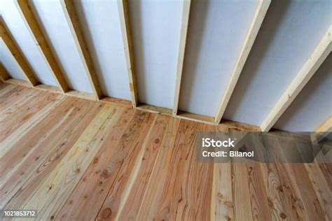 미래 파티션 벽 한 참나무 판자 바닥 및 나무 골조 공사 및 건설 아래 빈 공간 근접 세부 사항 전문 개조와 투자 개념입니다 가정의 방에 대한 스톡 사진 및 기타 이미지