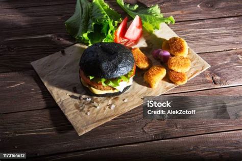맛있는 패스트 푸드 나무 테이블에 신선한 맛있는 햄버거 검은색에 대한 스톡 사진 및 기타 이미지 검은색 고기 굽기 Istock