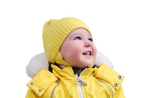 하얀 배경에 고립된 겨울 옷 방한복을 입은 행복한 아기 후드가 달린 따뜻한 노란색 점프수트를 입은 아이 생후 1세 5개월 아이 유아에 대한 스톡 사진 및 기타 이미지