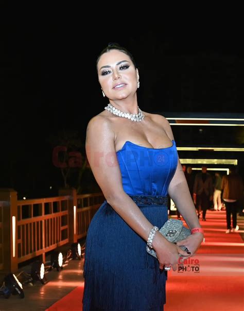 رانيا يوسف بفستان كاد يكشف صدرها بالكامل في حفل الأفتر بارتي لـ