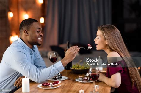 레스토랑에서 저녁 식사에서 낭만적 인 순간을 갖는 행복한 인종 간 커플 2명에 대한 스톡 사진 및 기타 이미지 2명 고급 요리 귀여운 Istock