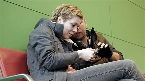 커플입니다 여기는 새로운 피트니스 브레이슬릿 스마트시계 2명에 대한 스톡 사진 및 기타 이미지 2명 개인 장식품 건강한 생활방식 Istock