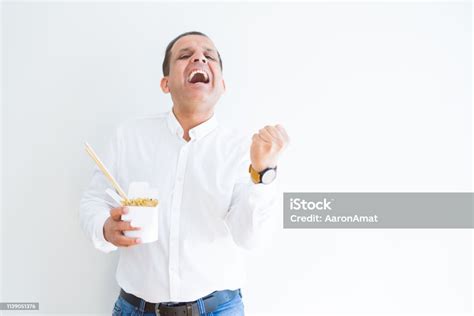 중 년 남자 먹는 아시아 국수에서 테이크 멀리 상자 비명을 자랑 하 고 승리와 성공을 축 하 하는 것은 매우 흥분 응원 감정