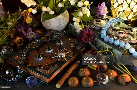 의식 테이블에 주문 룬 및 꽃의 마법 책이 있는 정물 오컬트 밀교 및 요술 개념 빈티지 물건이 있는 신비로운 배경 0명에 대한 스톡 사진 및 기타 이미지 Istock