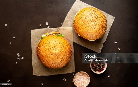 쇠고기 토마토 치즈 오이 및 샐러드와 함께 두 집에서 햄버거 위에서 보기 0명에 대한 스톡 사진 및 기타 이미지 0명 갈색 고기 Istock