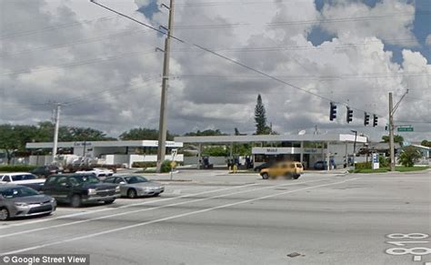 Florida Sheriff S Deputy Arrested For Accepted Oral Sex From Parole Violator Daily Mail Online