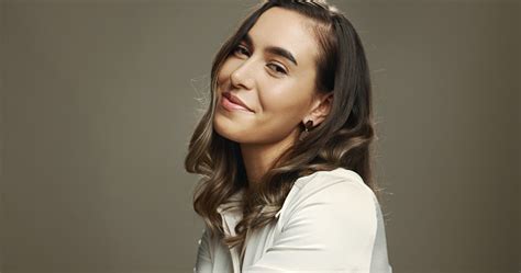 초상화 아름다움과 여성을 메이크업으로 미소와 자기 표현 화장품으로 모델이나 자신감을 가지고 있습니다 스튜디오 배경 행복하고 기초 공간 및 트리트먼트와 외관의 빛을 가진 사람