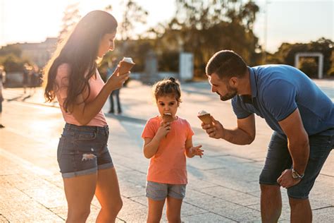 젊은 아버지와 어머니가 야외에서 딸과 함께 아이스크림을 먹고 있습니다 3 명에 대한 스톡 사진 및 기타 이미지 3 명 가족 거리 Istock