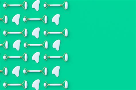 얼굴 마사지 롤러와 괄사 돌 패턴 얼굴과 웰빙을 들어 올리십시오 화장품 액세서리 얼굴 피부 관리 평면도 공간을 복사합니다 3d 렌더링 3차원 형태에 대한 스톡 사진 및 기타