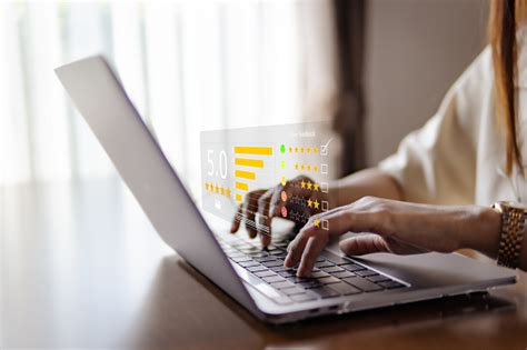 고객 리뷰 좋은 평가 개념과 손으로 누르는 미소 얼굴 아이콘과 품질과 긍정적 인 고객 피드백 평가 및 증언을위한 시각적 화면에