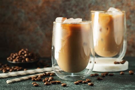 크림이 쏟아진 키가 큰 유리잔에 담긴 아이스 커피 어두운 콘크리트 테이블 위에 얼음 조각과 콩 0명에 대한 스톡 사진 및 기타 이미지 Istock