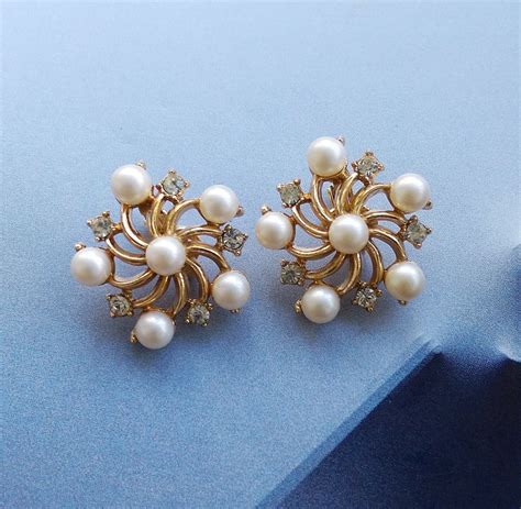 Vintage Jewelry 西洋古董飾品 Trifari 珠鑽 旋轉花 夾式耳環 老時光角落｜耳環耳夾耳骨夾人氣榜 Pinkoi