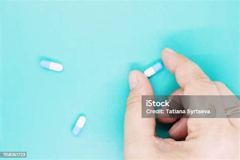 여성의 손에 알약 흰색 캡슐 닫기 닫기 안쪽에 흰색 분말 알 약 캡슐 코팅 된 의약품 의료 준비 마약 포장에 알 약 0명에 대한 스톡 사진 및 기타 이미지 Istock
