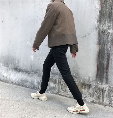 세 워킹 구찌 Gucci 글렌체크 남자슬랙스 블루종 봄자켓 남자봄코디 남자데일리룩 구찌스니커즈 구찌신발 구찌운동화 슬랙스 미니멀룩