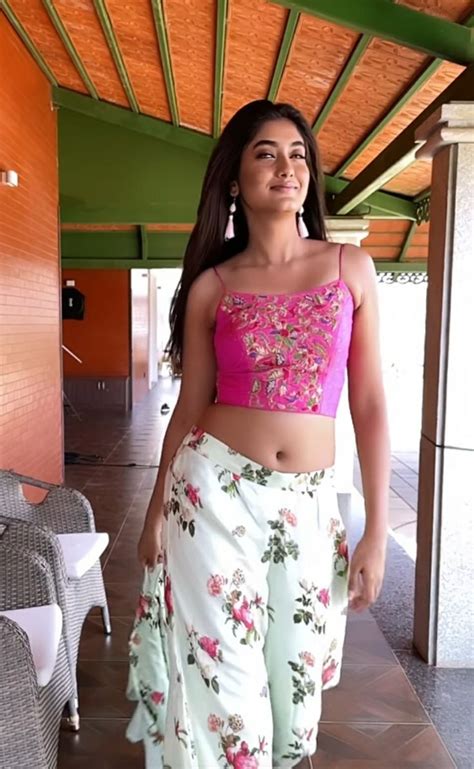Yami Gautam Hot In Saree Navel