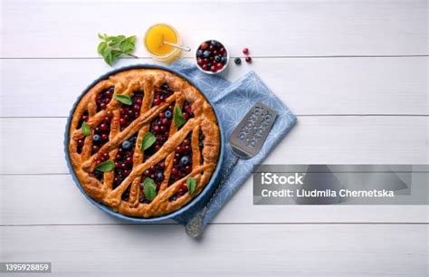 하얀 나무 테이블에 맛있는 건포도 파이 꿀 및 신선한 열매가 평평하게 누워 있습니다 텍스트를 위한 공간 0명에 대한 스톡 사진 및 기타 이미지 Istock