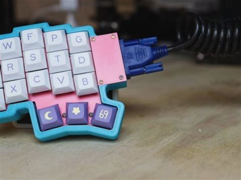 Joe Scottos Split Keyboard Gets Away With Just One Microcontroller