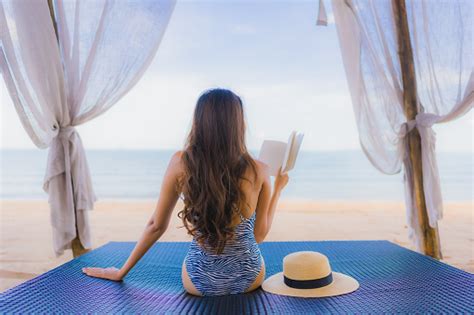초상화 아름 다운 젊은 아시아 여자 독서 책 행복 한 미소와 휴식 라운지 침대의 자 해변 바다에서 레저 모래에 대한 스톡 사진 및 기타 이미지 Istock