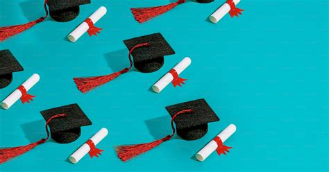 파란색 배경에 졸업 모자와 술 그룹 사진 Unsplash의 동기 이미지