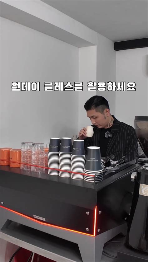 이덕원 🇰🇷 라떼아트 고인물은 이러고 놀아요 얼마 전 박브루님 유튜브에서 도전했던 최고의 난이도 에어팟에 라떼아트입니다 사실 유튜브 촬영 이후 저희 실장님이 에어팟은