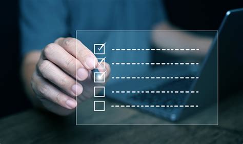 설문지 설문조사 또는 확인란이 있는 평가 스타일러스를 든 남자가 가상 화면에 체크리스트를 채우고 시험 질문에 답하는 모습 개념에 대한 스톡 사진 및 기타 이미지 Istock