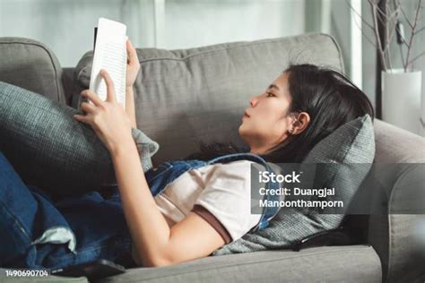 집에서 소파에 누워 책을 읽는 아름다운 젊은 아시아 여성 주말에 사람들의 라이프스타일과 취미 30 34세에 대한 스톡 사진 및