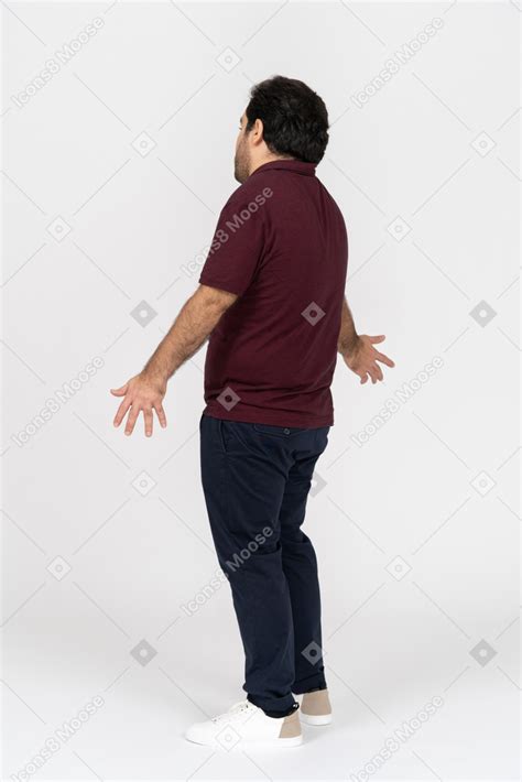 어깨를 으쓱하는 남자 사진