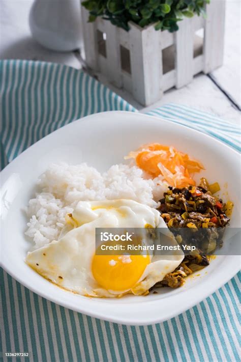 돼지고기 나 쇠고기 폐와 토마토 고추 양파에 볶은 심장의 필리핀 요리는 Bopis라고도합니다 고혈압의에 대한 스톡 사진 및 기타