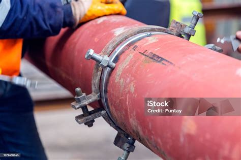 파이프 배관 설치 외부 맞추기최대 클램프 검사자에 대한 스톡 사진 및 기타 이미지 검사자 관로 강철 Istock