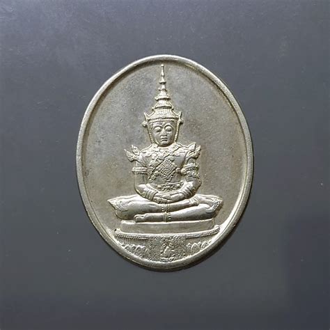 เหรียญพระแก้วมรกต ภปร รุ่นสอง ทรงเครื่องฤดูร้อน เนื้อเงิน ฉลองกรุงรัตนโกสินทร์ 200 ปี พ ศ 2525