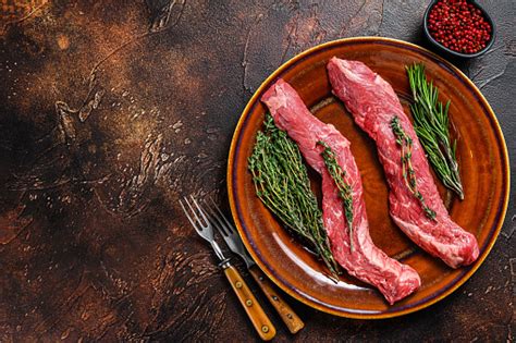 접시에 원시 스커트 마체테 쇠고기 고기 스테이크 어두운 배경 맨 위 보기입니다 복사 공간 0명에 대한 스톡 사진 및 기타 이미지 Istock