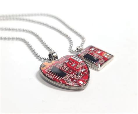 영구삼촌 컴퓨터부품 업사이클링 핸드메이드 탄소저감 On Instagram 전자회로보드 업사이클링 목걸이 키링 폐자재로 분류된 빨간색 메인보드의