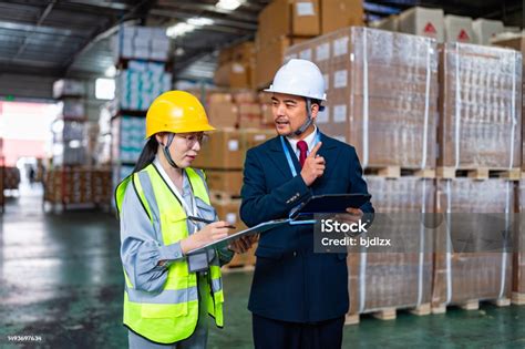 두 명의 아시아 창고 직원이 물류 창고 감사 및 재고 관리 표준 작업을 수행하고 있습니다 환경 보전에 대한 스톡 사진 및 기타 이미지 환경 보전 공장 산업 건물